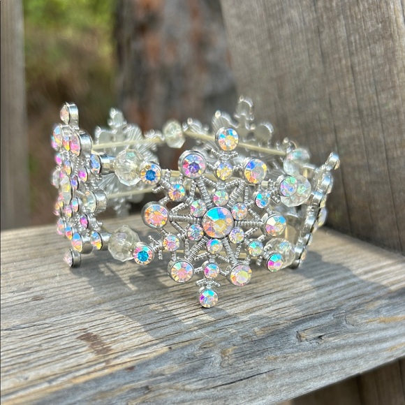 Source Unknown | Jewelry | Christmas Theme Snowflake Stretch Glass ...